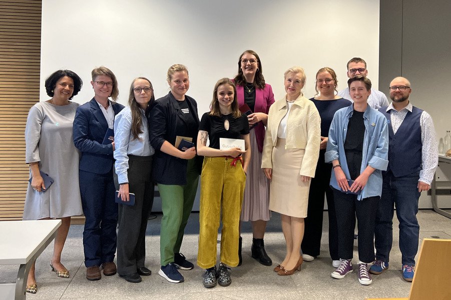 Beitrag von Anglistin Sarah Beyvers gewinnt Science Slam Diversity ...